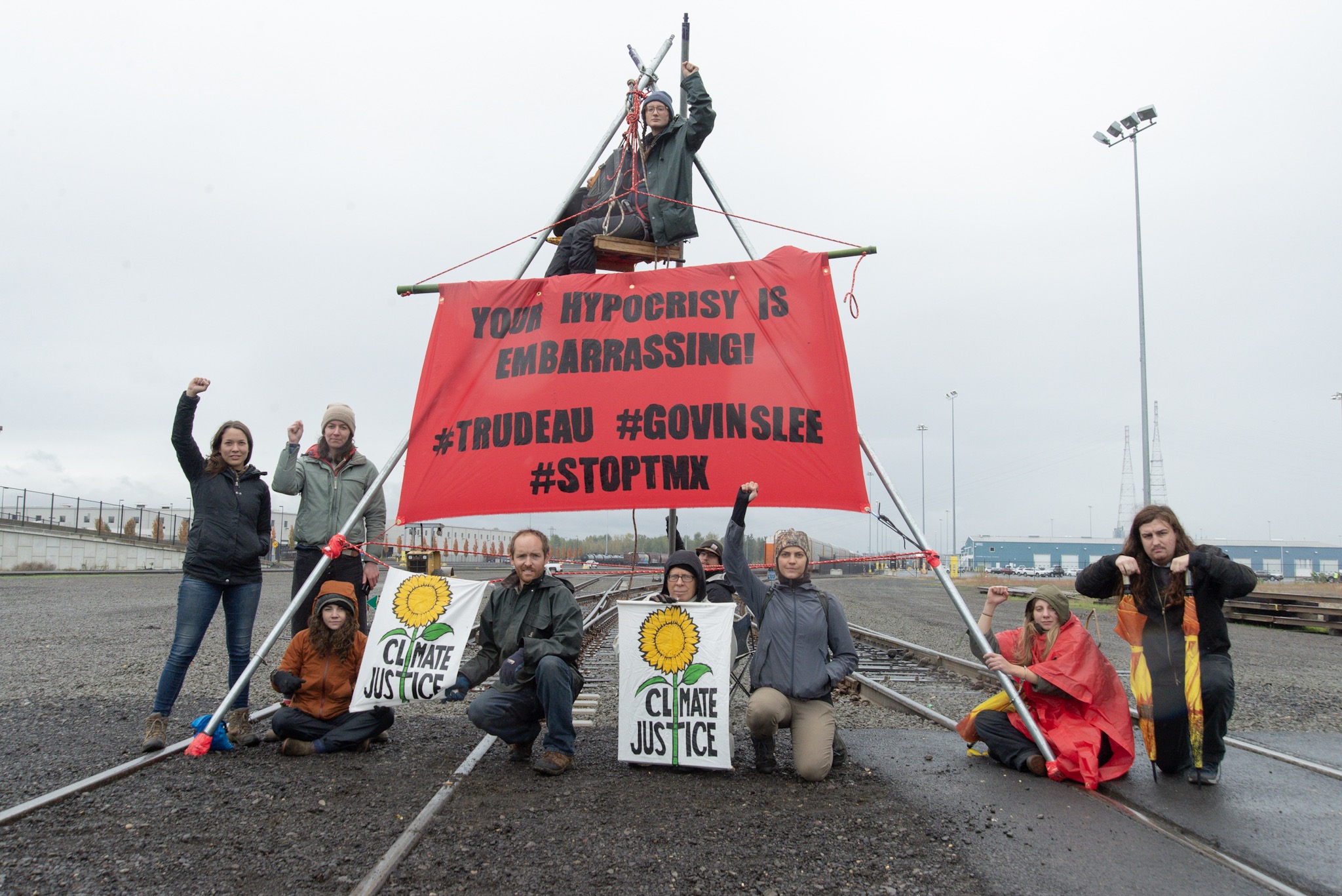 Pipeline protesters block trains at Port of Vancouver - KTVZ